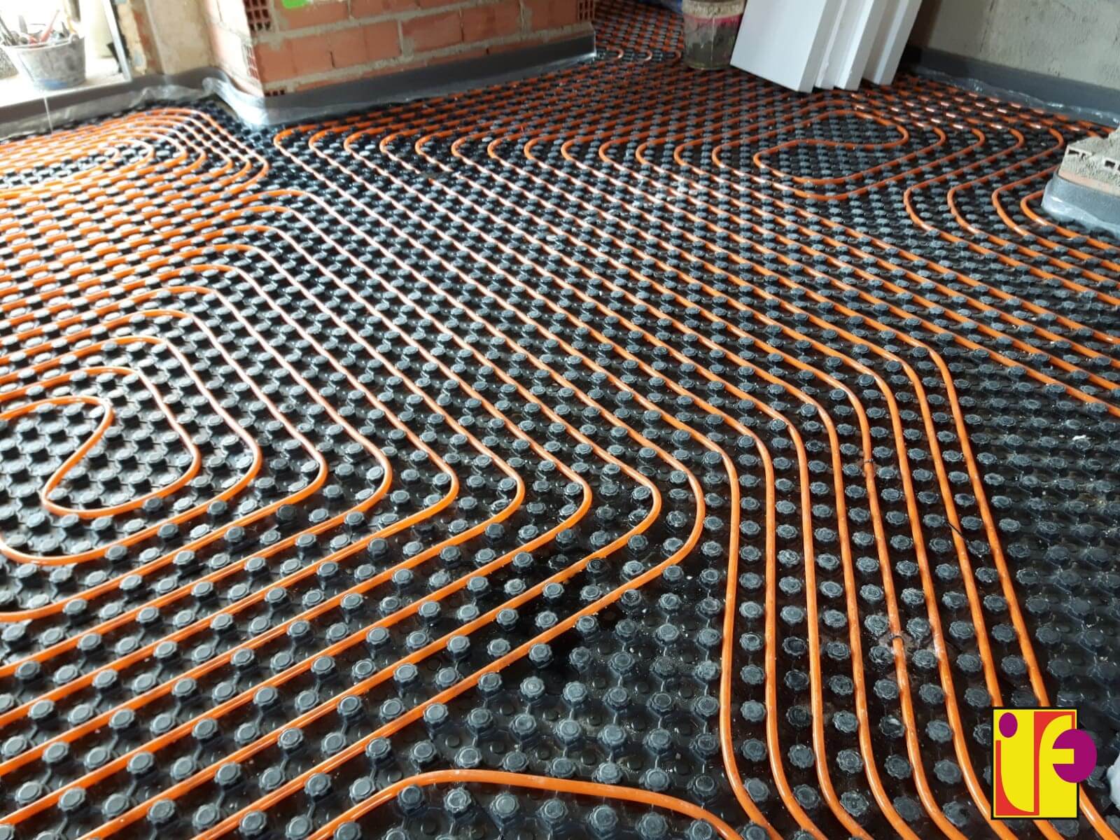 Instalación de aerotermia con suelo radiante